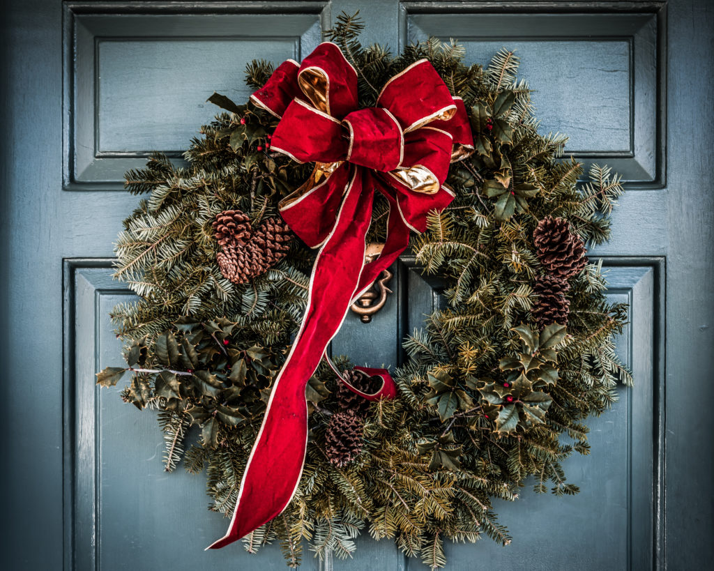 13 Creative Holiday Door Decorations for Your Apartment | - Bigos ...